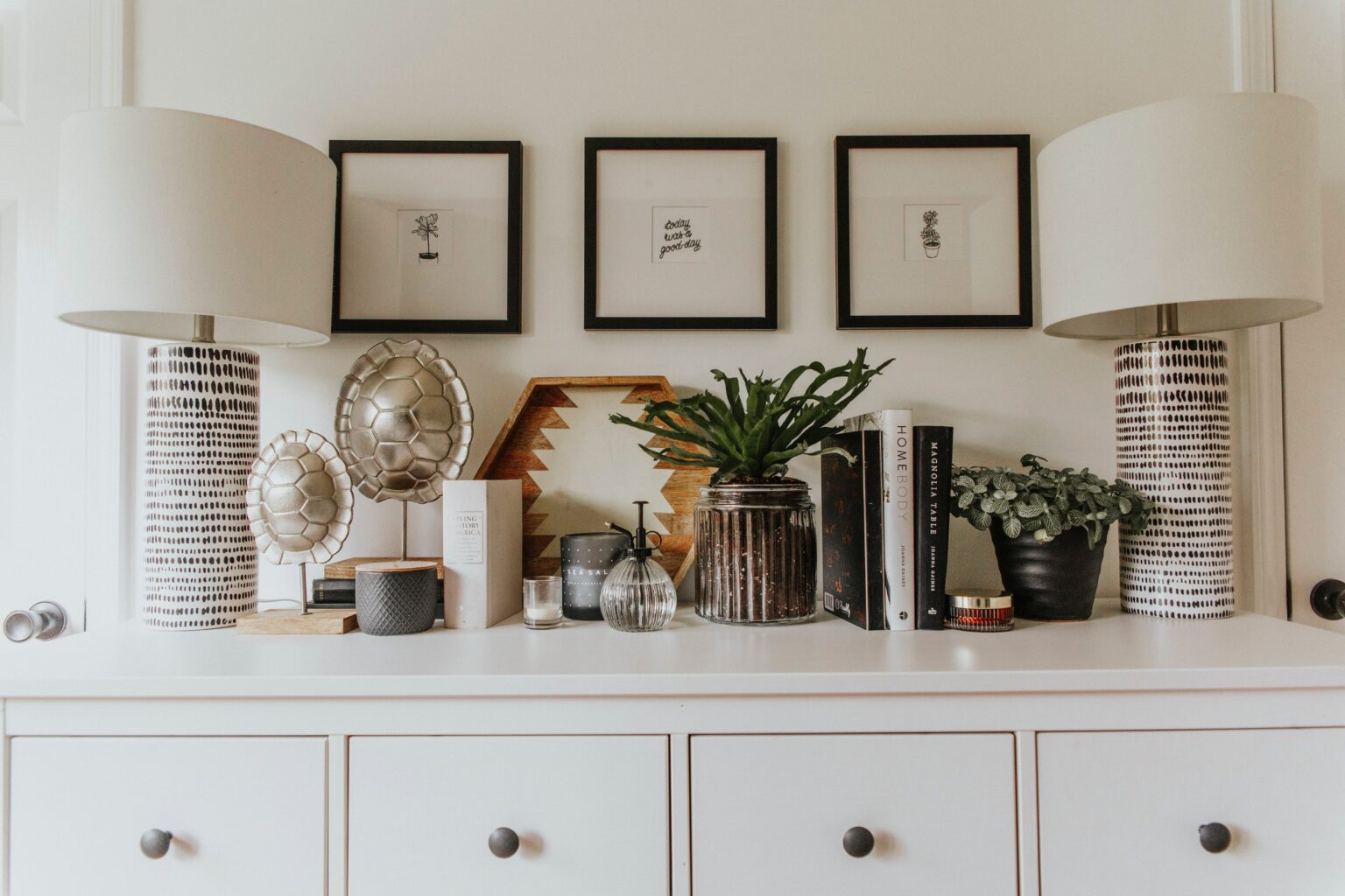 Sideboard dekorieren: 8 goldene Regeln | VOIIA.de